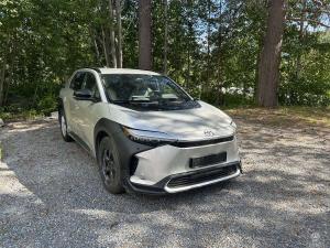 Pelēks Toyota bZ4X 2023 Kretinga, ar dzinēja tilpumu 0.00 L un nobraukumu 30 tūkst. km par 8500 €, foto  vietnē AUTOMOTO.COM.LV