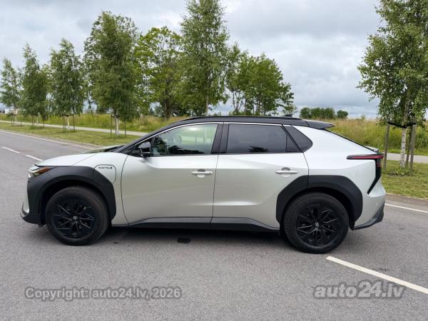 Pelēks Toyota bZ4X 2023 Tallina, ar dzinēja tilpumu 0.00 L un nobraukumu 79 tūkst. km par 37500 €, foto 2 vietnē AUTOMOTO.COM.LV