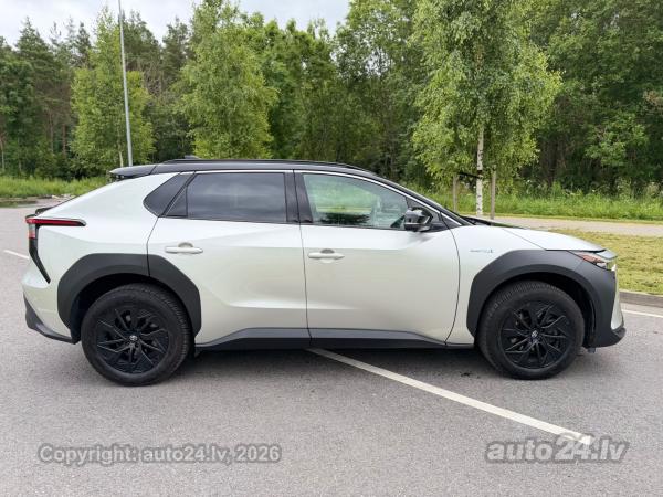 Pelēks Toyota bZ4X 2023 Tallina, ar dzinēja tilpumu 0.00 L un nobraukumu 79 tūkst. km par 37500 €, foto 6 vietnē AUTOMOTO.COM.LV
