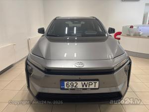 Pelēks Toyota bZ4X 2026 Kuresāre, ar dzinēja tilpumu 0.00 L un nobraukumu 0 tūkst. km par 45950 €, foto 3 vietnē AUTOMOTO.COM.LV