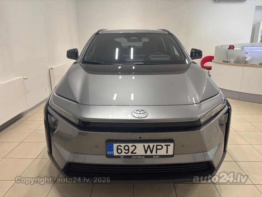 Pelēks Toyota bZ4X 2026 Kuresāre, ar dzinēja tilpumu 0.00 L un nobraukumu 0 tūkst. km par 45950 €, foto 3 vietnē AUTOMOTO.COM.LV