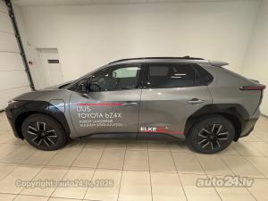Pelēks Toyota bZ4X 2026 Kuresāre, ar dzinēja tilpumu 0.00 L un nobraukumu 0 tūkst. km par 45950 €, foto 4 vietnē AUTOMOTO.COM.LV