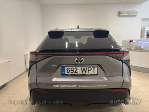 Pelēks Toyota bZ4X 2026 Kuresāre, ar dzinēja tilpumu 0.00 L un nobraukumu 0 tūkst. km par 45950 €, foto 7 vietnē AUTOMOTO.COM.LV