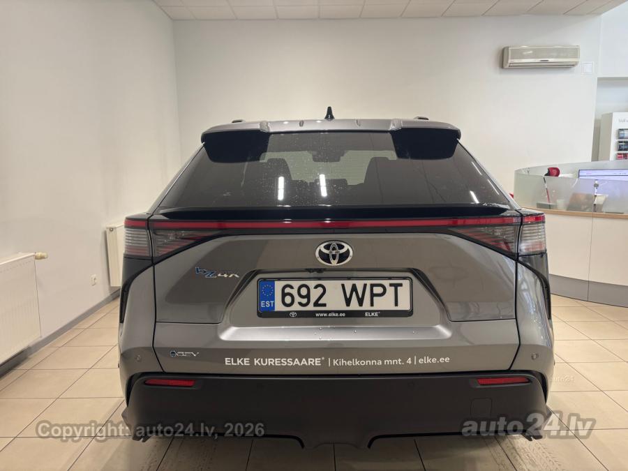 Pelēks Toyota bZ4X 2026 Kuresāre, ar dzinēja tilpumu 0.00 L un nobraukumu 0 tūkst. km par 45950 €, foto 7 vietnē AUTOMOTO.COM.LV