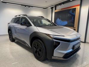 Pelēks Toyota bZ4X 2026 Šauļi, ar dzinēja tilpumu 0.00 L un nobraukumu 0 tūkst. km par 44150 €, foto 3 vietnē AUTOMOTO.COM.LV