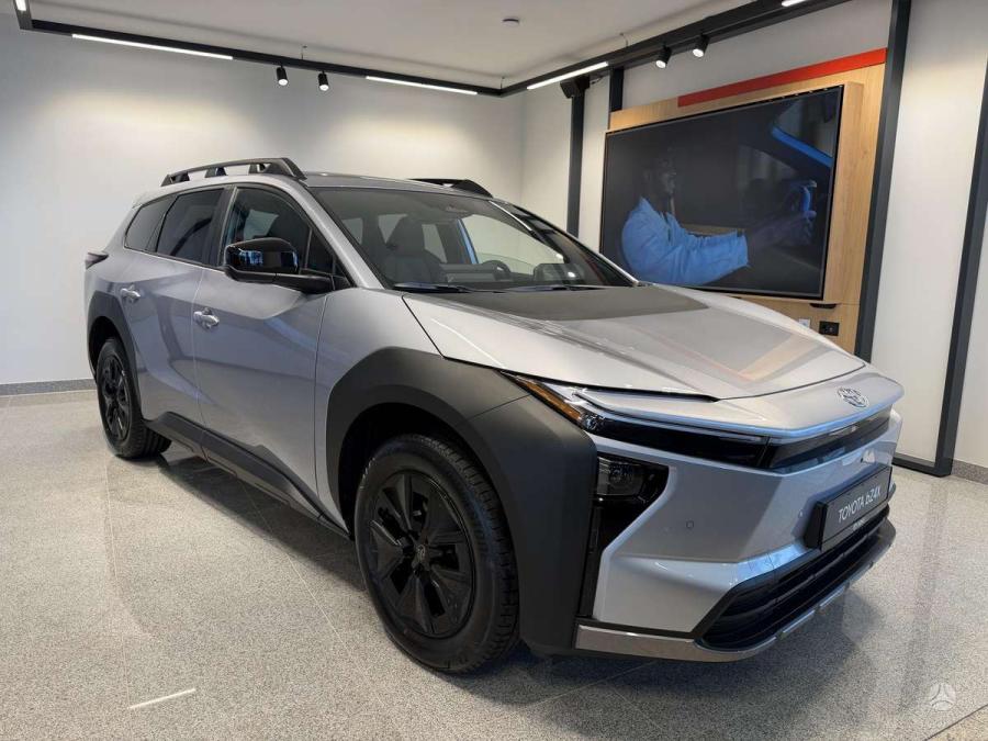 Pelēks Toyota bZ4X 2026 Šauļi, ar dzinēja tilpumu 0.00 L un nobraukumu 0 tūkst. km par 44150 €, foto 3 vietnē AUTOMOTO.COM.LV