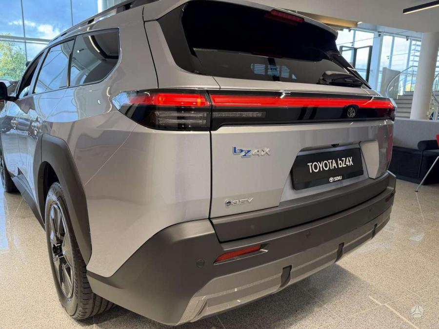 Pelēks Toyota bZ4X 2026 Šauļi, ar dzinēja tilpumu 0.00 L un nobraukumu 0 tūkst. km par 44150 €, foto 23 vietnē AUTOMOTO.COM.LV