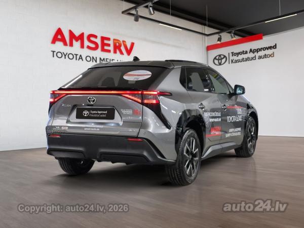 Pelēks Toyota bZ4X 2026 Tallina, ar dzinēja tilpumu 0.00 L un nobraukumu 14 tūkst. km par 46990 €, foto 3 vietnē AUTOMOTO.COM.LV