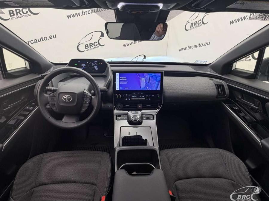 White Toyota bZ4X 2023 in Vilnius, with an engine capacity of 0.00 L and mileage of 36 thousand km for 25900 €, photo 5 on AUTOMOTO.COM.LV