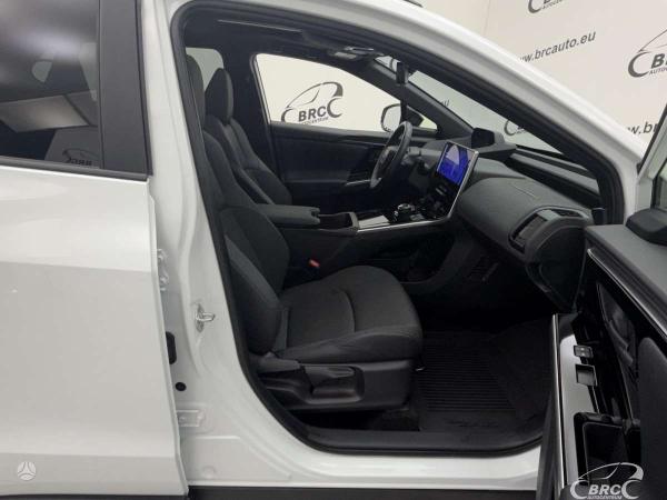 White Toyota bZ4X 2023 in Vilnius, with an engine capacity of 0.00 L and mileage of 36 thousand km for 25900 €, photo 6 on AUTOMOTO.COM.LV
