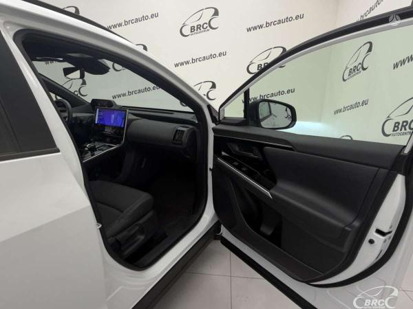 White Toyota bZ4X 2023 in Vilnius, with an engine capacity of 0.00 L and mileage of 36 thousand km for 25900 €, photo 10 on AUTOMOTO.COM.LV