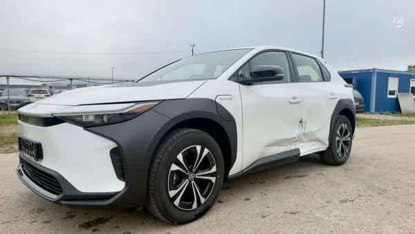 Balts Toyota bZ4X 2023 Šauļi, ar dzinēja tilpumu 0.00 L un nobraukumu 26 tūkst. km par 23850 €, foto 1 vietnē AUTOMOTO.COM.LV