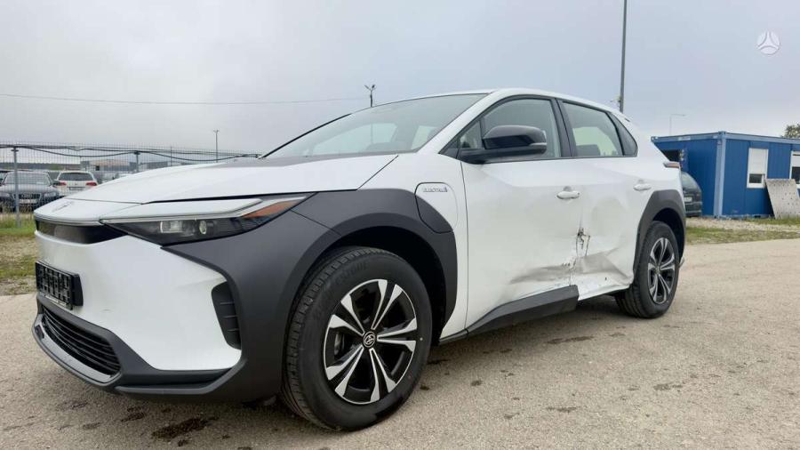 Balts Toyota bZ4X 2023 Šauļi, ar dzinēja tilpumu 0.00 L un nobraukumu 26 tūkst. km par 23850 €, foto 1 vietnē AUTOMOTO.COM.LV