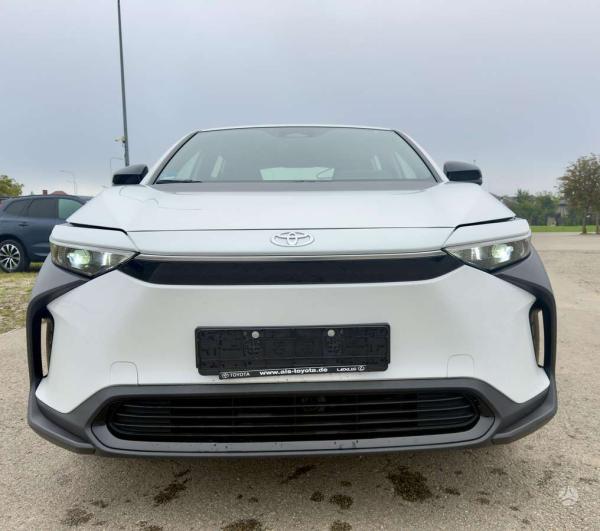 Balts Toyota bZ4X 2023 Šauļi, ar dzinēja tilpumu 0.00 L un nobraukumu 26 tūkst. km par 23850 €, foto 3 vietnē AUTOMOTO.COM.LV