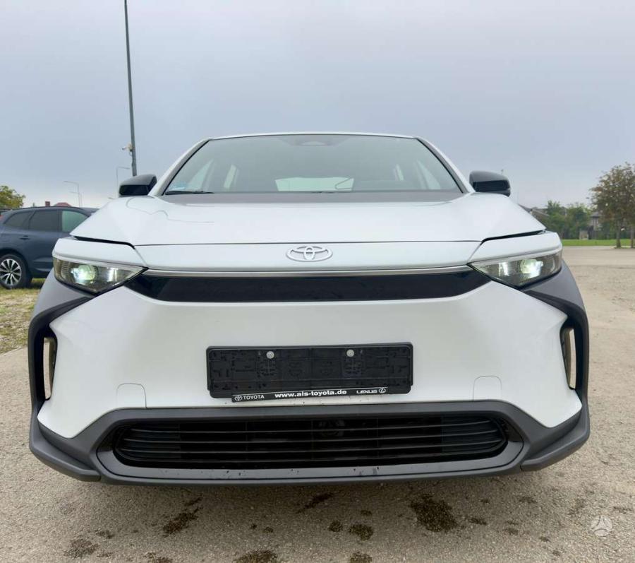Balts Toyota bZ4X 2023 Šauļi, ar dzinēja tilpumu 0.00 L un nobraukumu 26 tūkst. km par 23850 €, foto 3 vietnē AUTOMOTO.COM.LV