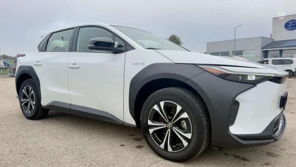 Balts Toyota bZ4X 2023 Šauļi, ar dzinēja tilpumu 0.00 L un nobraukumu 26 tūkst. km par 23850 €, foto 4 vietnē AUTOMOTO.COM.LV