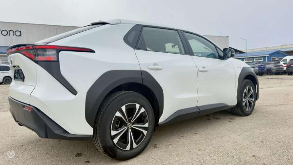 Balts Toyota bZ4X 2023 Šauļi, ar dzinēja tilpumu 0.00 L un nobraukumu 26 tūkst. km par 23850 €, foto 5 vietnē AUTOMOTO.COM.LV