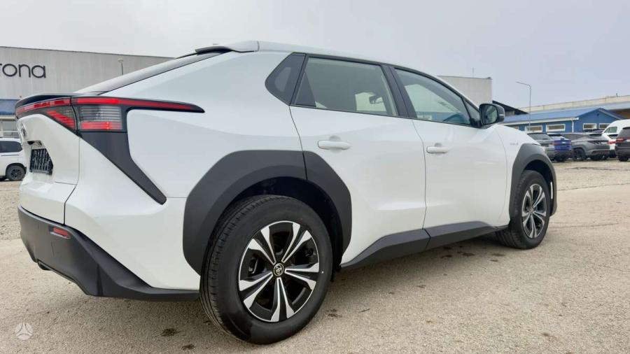 Balts Toyota bZ4X 2023 Šauļi, ar dzinēja tilpumu 0.00 L un nobraukumu 26 tūkst. km par 23850 €, foto 5 vietnē AUTOMOTO.COM.LV