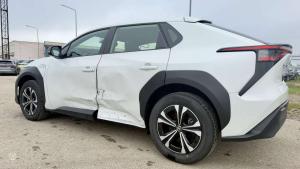 Balts Toyota bZ4X 2023 Šauļi, ar dzinēja tilpumu 0.00 L un nobraukumu 26 tūkst. km par 23850 €, foto 7 vietnē AUTOMOTO.COM.LV