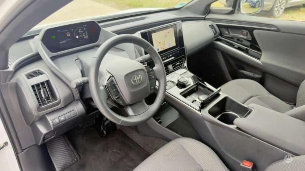 Balts Toyota bZ4X 2023 Šauļi, ar dzinēja tilpumu 0.00 L un nobraukumu 26 tūkst. km par 23850 €, foto 10 vietnē AUTOMOTO.COM.LV