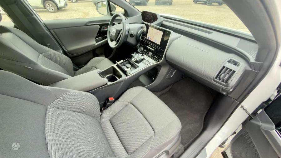 Balts Toyota bZ4X 2023 Šauļi, ar dzinēja tilpumu 0.00 L un nobraukumu 26 tūkst. km par 23850 €, foto 11 vietnē AUTOMOTO.COM.LV