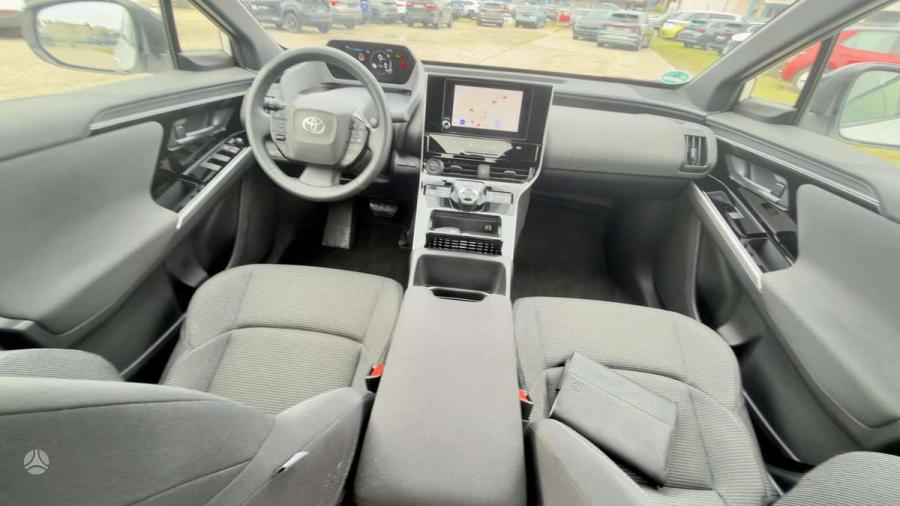 Balts Toyota bZ4X 2023 Šauļi, ar dzinēja tilpumu 0.00 L un nobraukumu 26 tūkst. km par 23850 €, foto 12 vietnē AUTOMOTO.COM.LV
