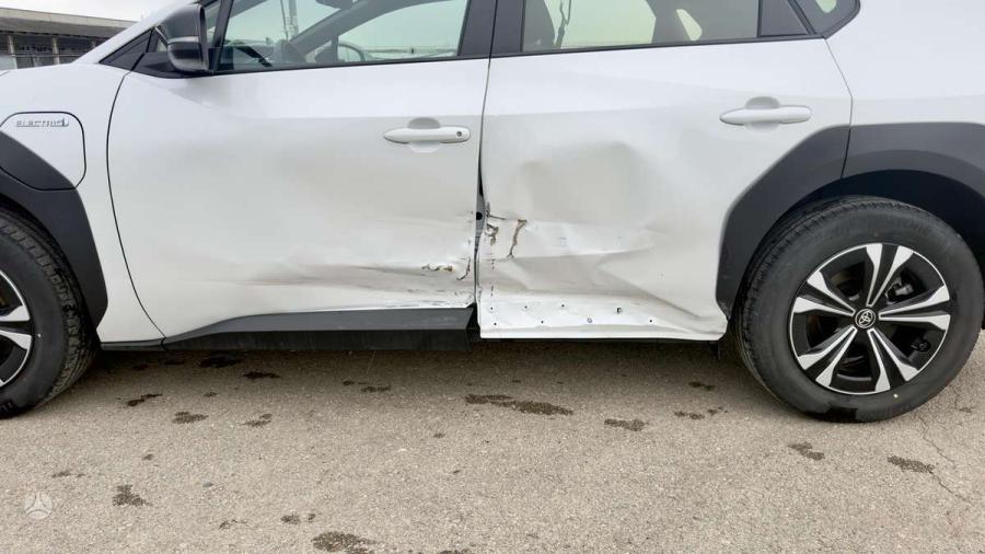 Balts Toyota bZ4X 2023 Šauļi, ar dzinēja tilpumu 0.00 L un nobraukumu 26 tūkst. km par 23850 €, foto 31 vietnē AUTOMOTO.COM.LV