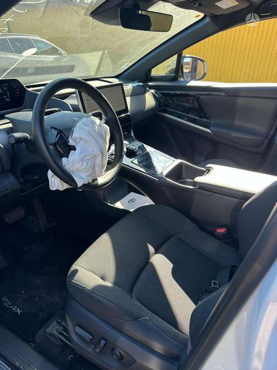 Balts Toyota bZ4X 2024 Klaipėda, ar dzinēja tilpumu 0.00 L un nobraukumu 75 tūkst. km par 15500 €, foto 11 vietnē AUTOMOTO.COM.LV