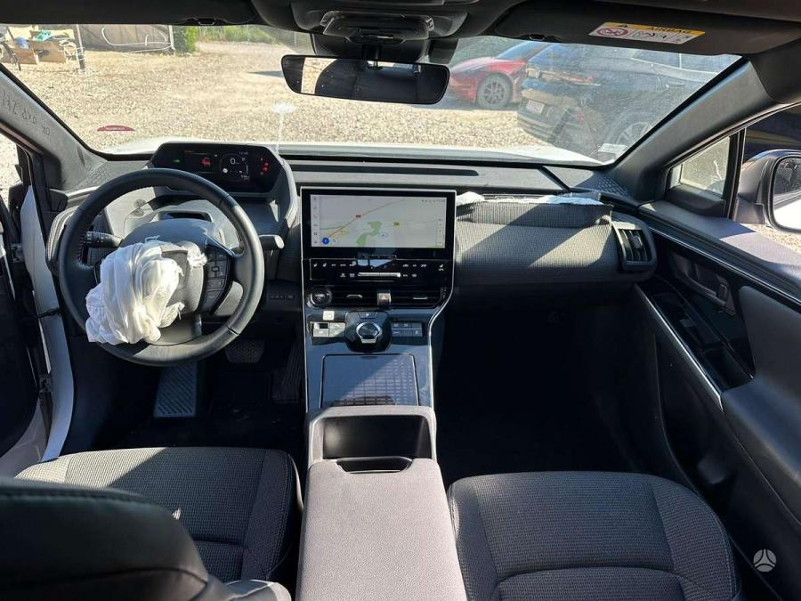 Balts Toyota bZ4X 2024 Klaipėda, ar dzinēja tilpumu 0.00 L un nobraukumu 75 tūkst. km par 15500 €, foto 12 vietnē AUTOMOTO.COM.LV