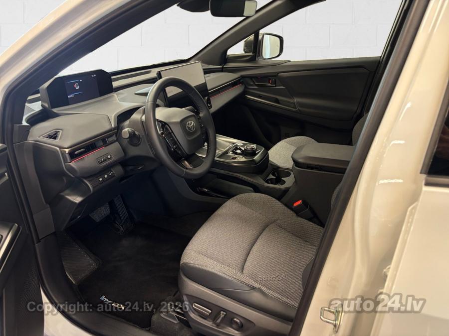 Balts Toyota bZ4X 2026 Tartu, ar dzinēja tilpumu 0.00 L un nobraukumu 13 tūkst. km par 42000 €, foto 12 vietnē AUTOMOTO.COM.LV