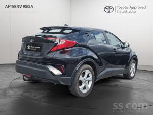 Black Toyota C-HR 2016 in Riga, with an engine capacity of 1.50 L and mileage of 111 thousand km for 12700 €, photo 3 on AUTOMOTO.COM.LV