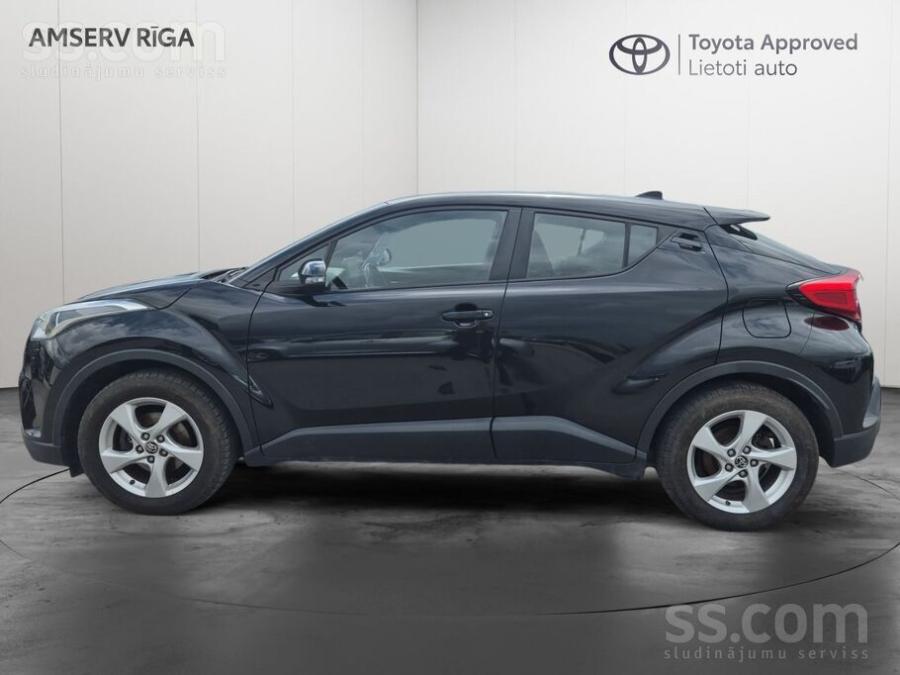 Black Toyota C-HR 2016 in Riga, with an engine capacity of 1.50 L and mileage of 111 thousand km for 12700 €, photo 4 on AUTOMOTO.COM.LV