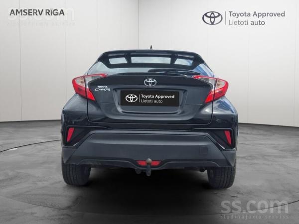 Black Toyota C-HR 2016 in Riga, with an engine capacity of 1.50 L and mileage of 111 thousand km for 12700 €, photo 4 on AUTOMOTO.COM.LV