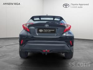 Black Toyota C-HR 2016 in Riga, with an engine capacity of 1.50 L and mileage of 111 thousand km for 12700 €, photo 5 on AUTOMOTO.COM.LV