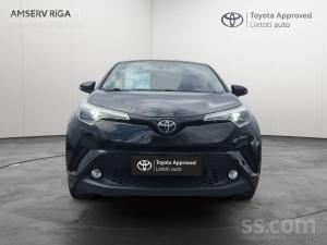 Black Toyota C-HR 2016 in Riga, with an engine capacity of 1.50 L and mileage of 111 thousand km for 12700 €, photo 6 on AUTOMOTO.COM.LV