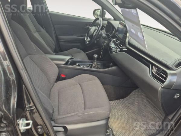 Black Toyota C-HR 2016 in Riga, with an engine capacity of 1.50 L and mileage of 111 thousand km for 12700 €, photo 6 on AUTOMOTO.COM.LV