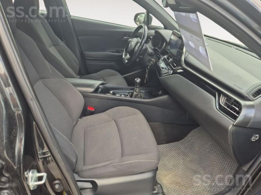 Black Toyota C-HR 2016 in Riga, with an engine capacity of 1.50 L and mileage of 111 thousand km for 12700 €, photo 7 on AUTOMOTO.COM.LV