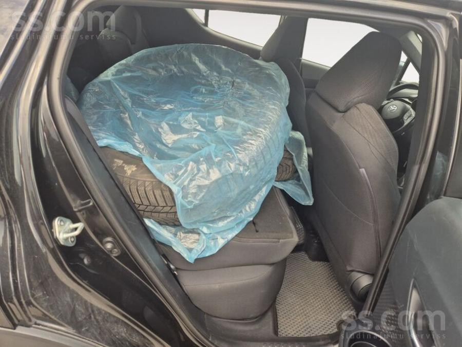 Black Toyota C-HR 2016 in Riga, with an engine capacity of 1.50 L and mileage of 111 thousand km for 12700 €, photo 8 on AUTOMOTO.COM.LV