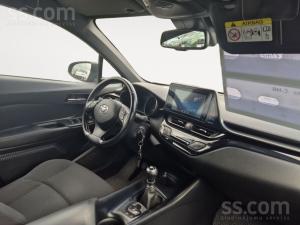 Black Toyota C-HR 2016 in Riga, with an engine capacity of 1.50 L and mileage of 111 thousand km for 12700 €, photo 9 on AUTOMOTO.COM.LV