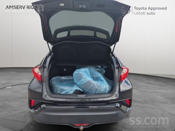 Black Toyota C-HR 2016 in Riga, with an engine capacity of 1.50 L and mileage of 111 thousand km for 12700 €, photo 10 on AUTOMOTO.COM.LV