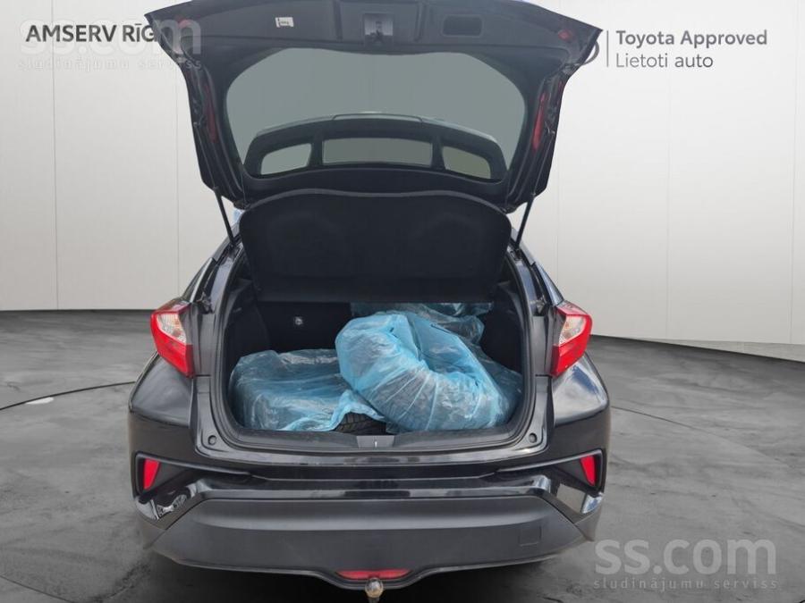 Black Toyota C-HR 2016 in Riga, with an engine capacity of 1.50 L and mileage of 111 thousand km for 12700 €, photo 11 on AUTOMOTO.COM.LV