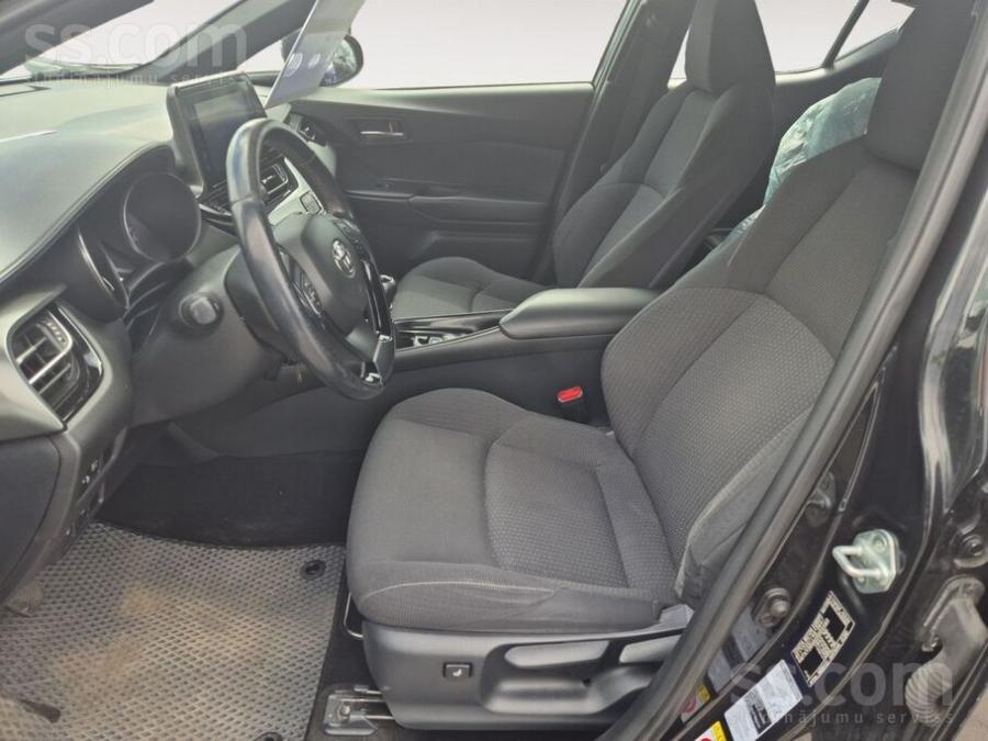 Black Toyota C-HR 2016 in Riga, with an engine capacity of 1.50 L and mileage of 111 thousand km for 12700 €, photo 12 on AUTOMOTO.COM.LV