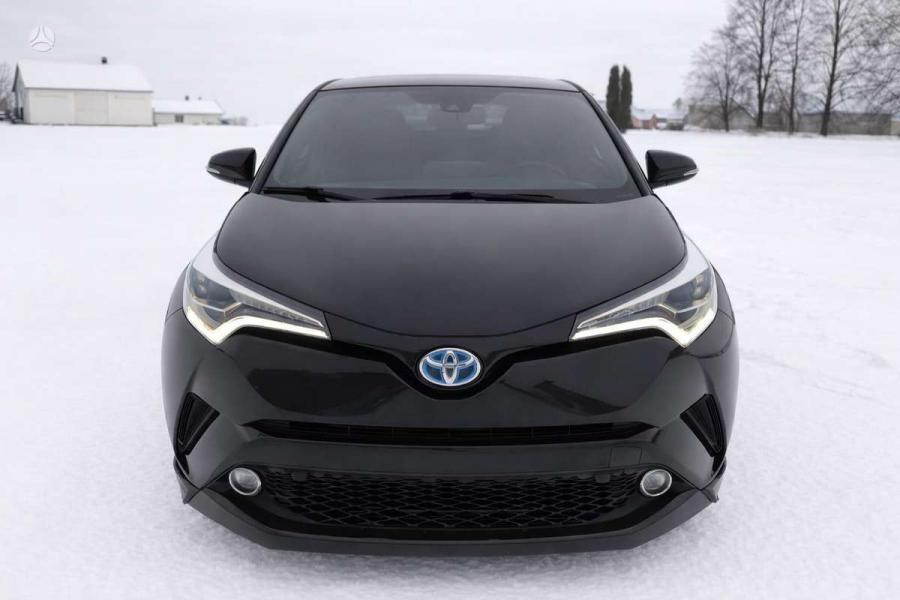 Black Toyota C-HR 2017 in Siauliai, with an engine capacity of 1.80 L and mileage of 233 thousand km for 13900 €, photo 2 on AUTOMOTO.COM.LV