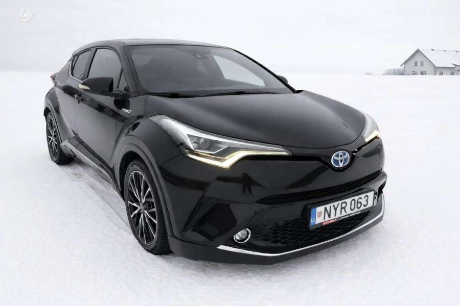 Black Toyota C-HR 2017 in Siauliai, with an engine capacity of 1.80 L and mileage of 233 thousand km for 13900 €, photo 3 on AUTOMOTO.COM.LV