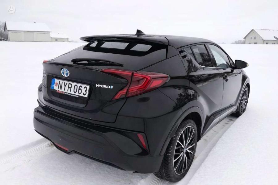 Black Toyota C-HR 2017 in Siauliai, with an engine capacity of 1.80 L and mileage of 233 thousand km for 13900 €, photo 4 on AUTOMOTO.COM.LV