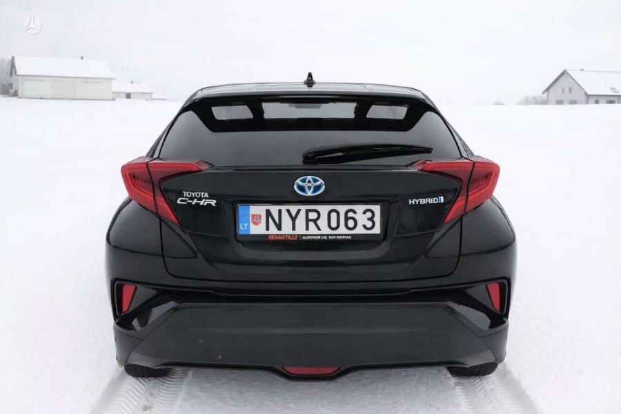 Black Toyota C-HR 2017 in Siauliai, with an engine capacity of 1.80 L and mileage of 233 thousand km for 13900 €, photo 5 on AUTOMOTO.COM.LV