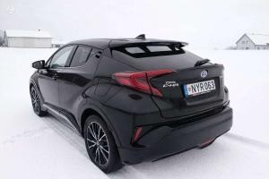 Black Toyota C-HR 2017 in Siauliai, with an engine capacity of 1.80 L and mileage of 233 thousand km for 13900 €, photo 6 on AUTOMOTO.COM.LV