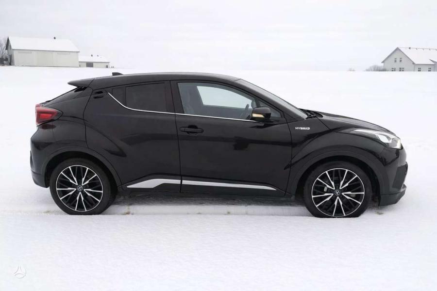 Black Toyota C-HR 2017 in Siauliai, with an engine capacity of 1.80 L and mileage of 233 thousand km for 13900 €, photo 7 on AUTOMOTO.COM.LV