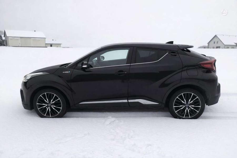 Black Toyota C-HR 2017 in Siauliai, with an engine capacity of 1.80 L and mileage of 233 thousand km for 13900 €, photo 8 on AUTOMOTO.COM.LV