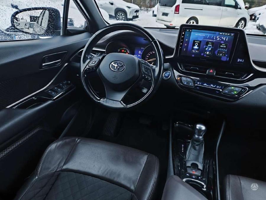 Black Toyota C-HR 2017 in Siauliai, with an engine capacity of 1.80 L and mileage of 233 thousand km for 13900 €, photo 10 on AUTOMOTO.COM.LV